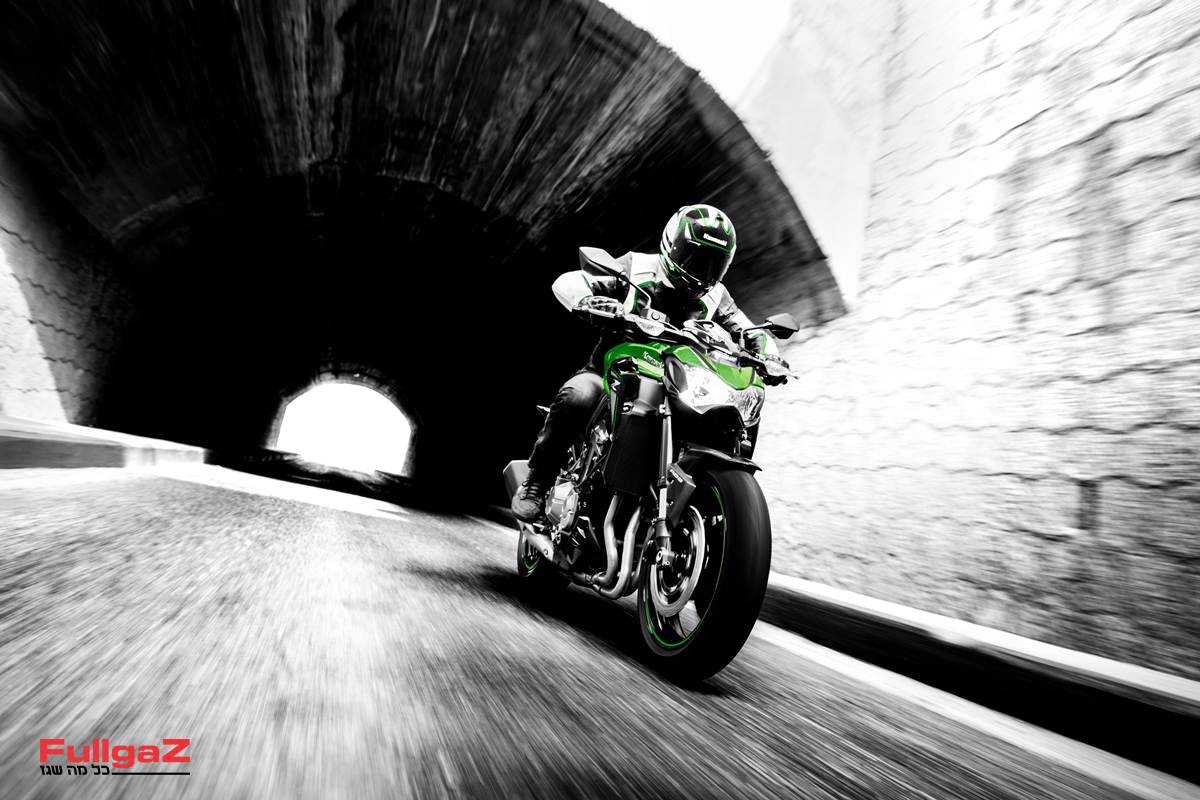 רכיבה ראשונה: קוואסאקי Z900 מוגבל לרישיון A1 - FullgaZ