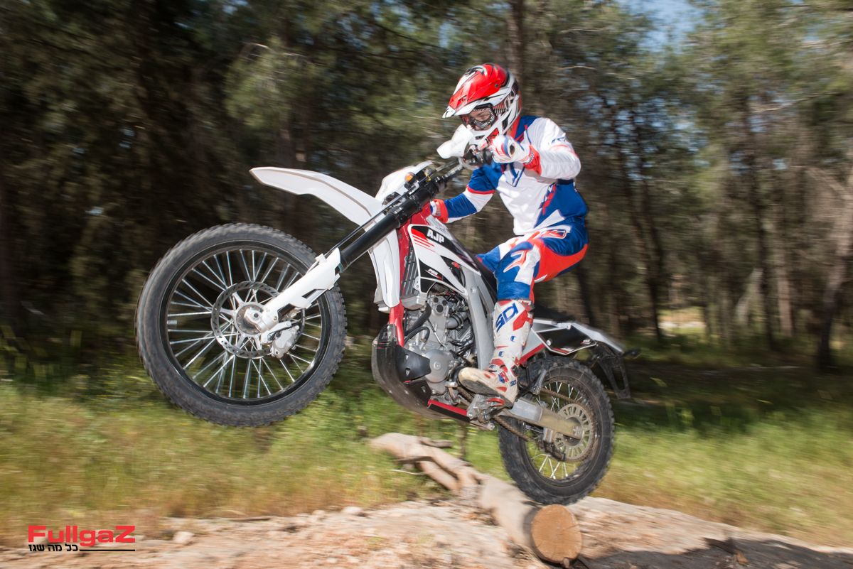 רכיבה ראשונה: AJP PR5 250 PRO - FullgaZ
