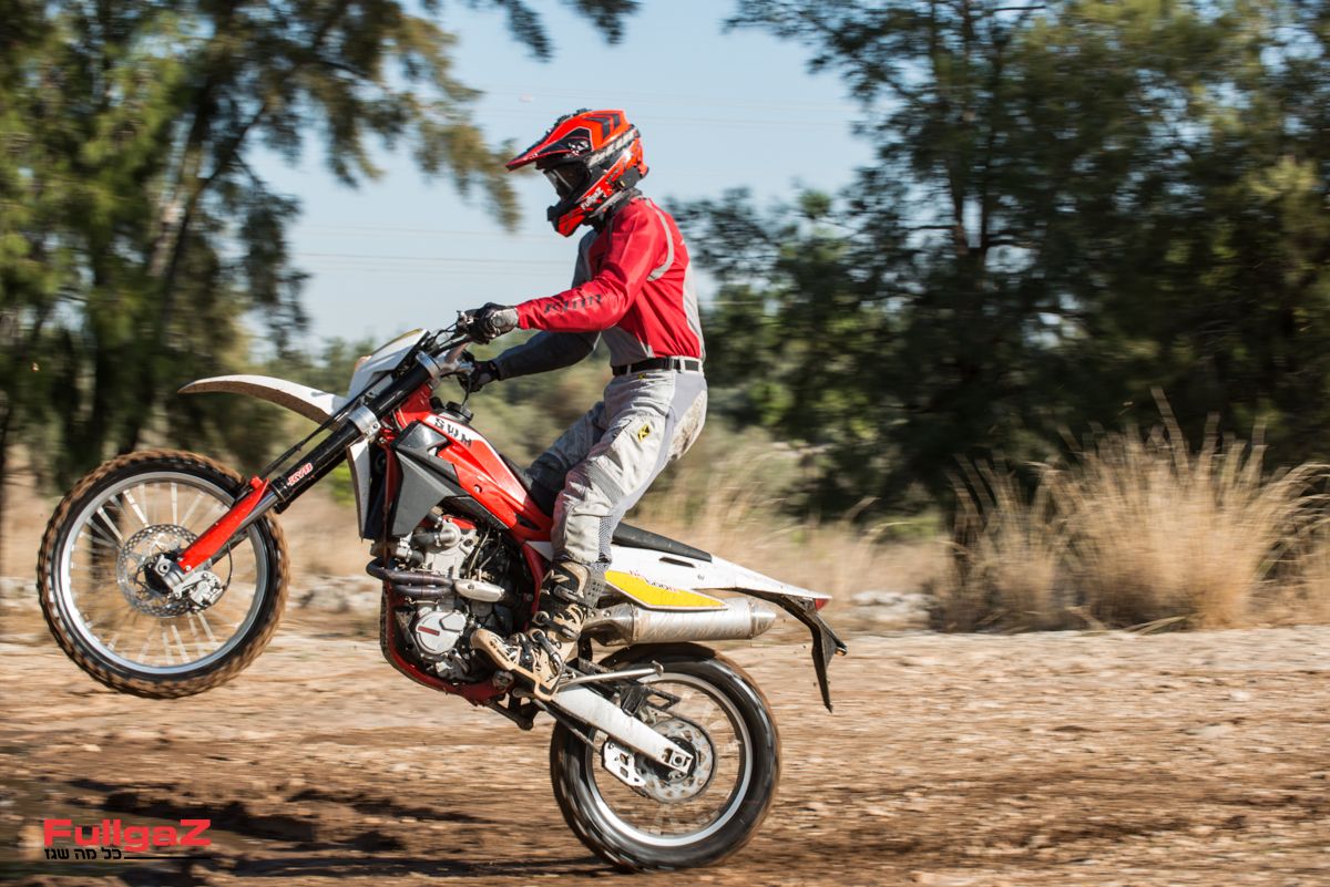 רכיבה ראשונה: SWM RS500R - FullgaZ