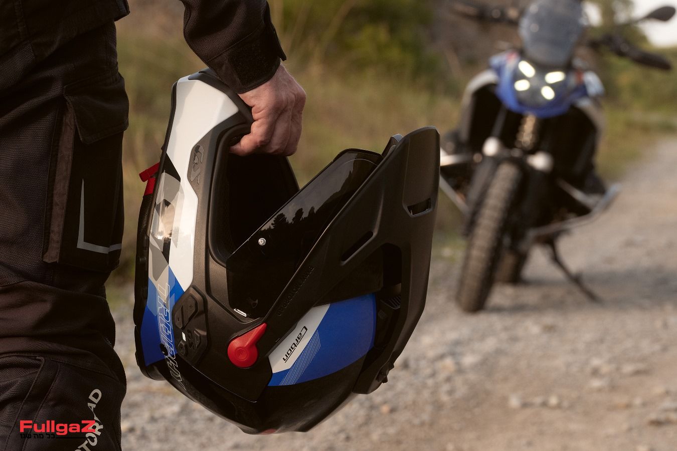 ב.מ.וו מציגה קסדת אדוונצ'ר עם דיבורית מובנית - FullgaZ